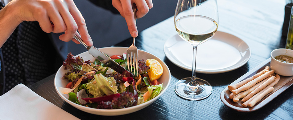 Dicas para comer de forma mais saudável fora de casa - VIVA ASSIM